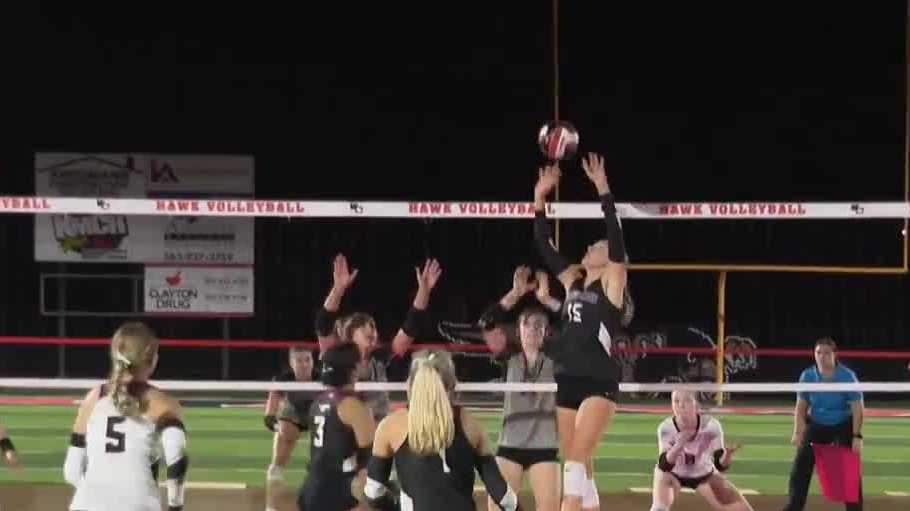 Iowa high school volleyball teams meet for first outdoor match