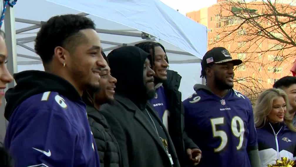 Ravens' Tylan Wallace among players in community