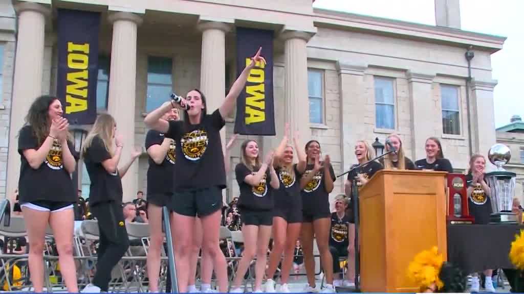Thousands cheer as Hawkeyes celebrate historic season