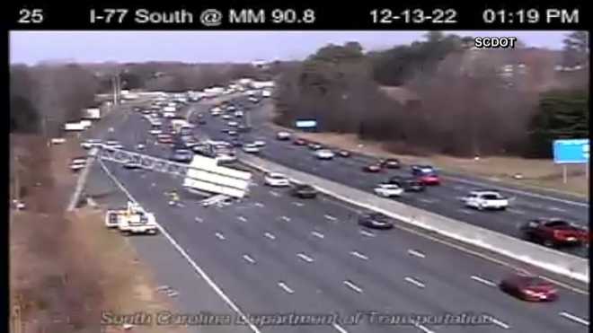South Carolina: Highway sign collapses along I-77