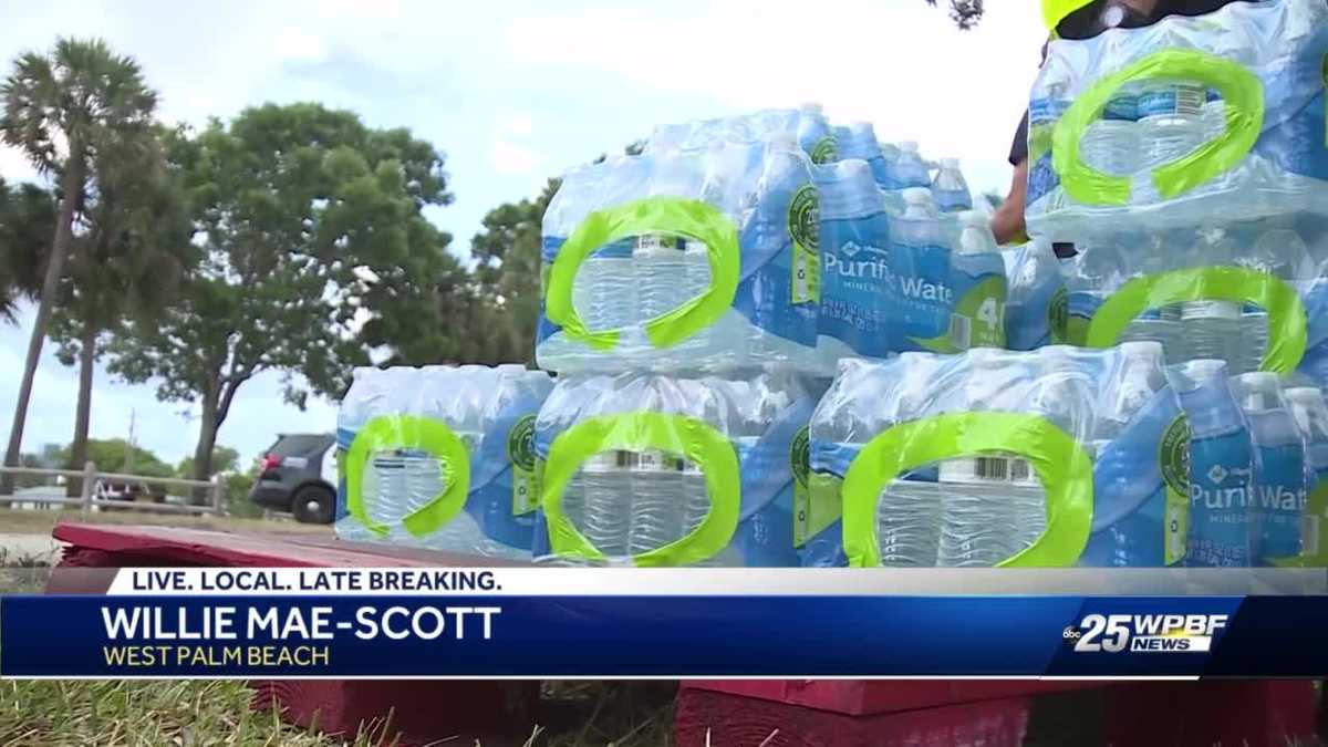 West Palm Beach: Water distribution site attracts hundreds