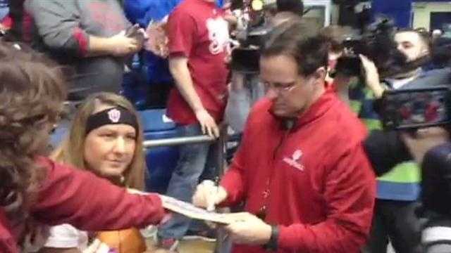 IU players sign autographs
