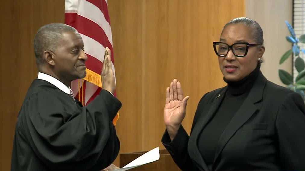 Former state Sen. Lena Taylor sworn in as Circuit Court judge