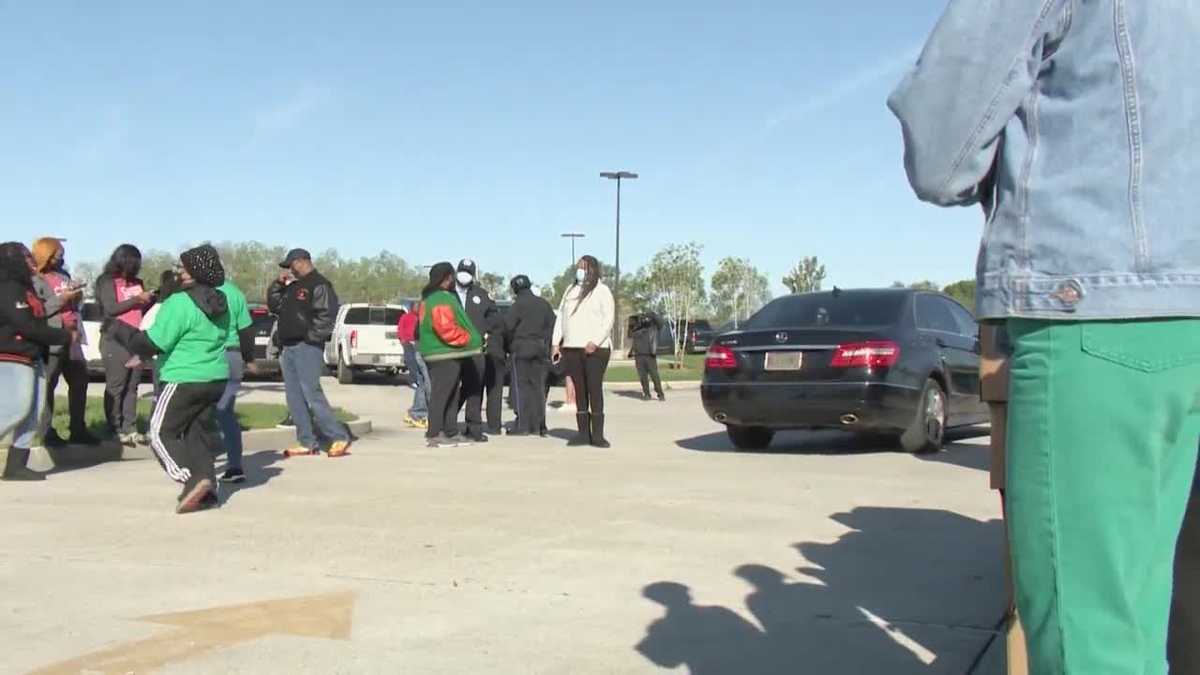 Good news on Good Friday: Food distribution lines getting shorter