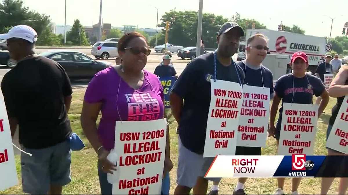 Union pickets outside meeting with National Grid