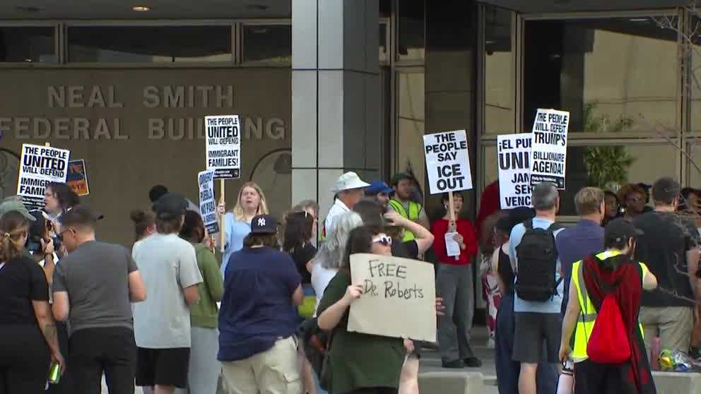 Group rallies for Des Moines Superintendent Dr. Ian Roberts
