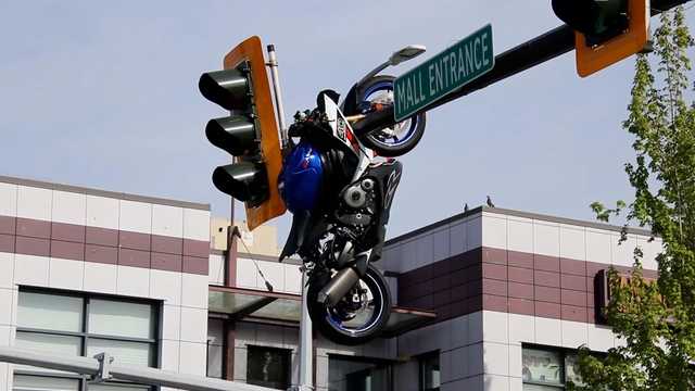 Vancouver motorcycle crash leaves bike hanging from traffic light