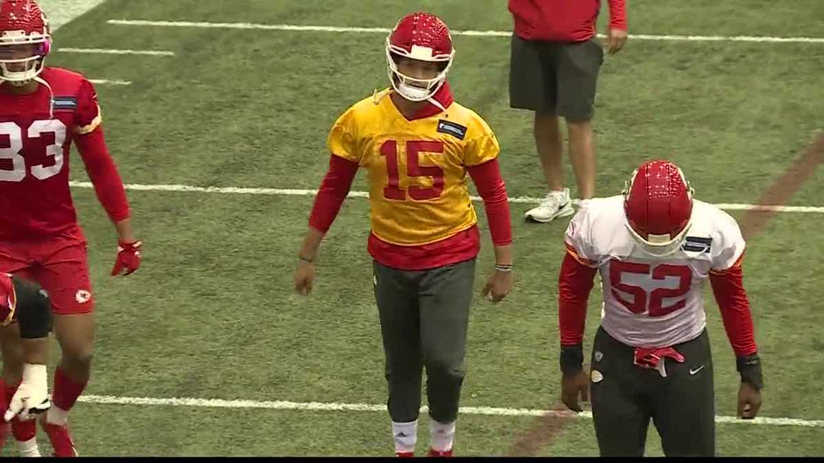 Fans thrilled Patrick Mahomes will be back on the field Sunday