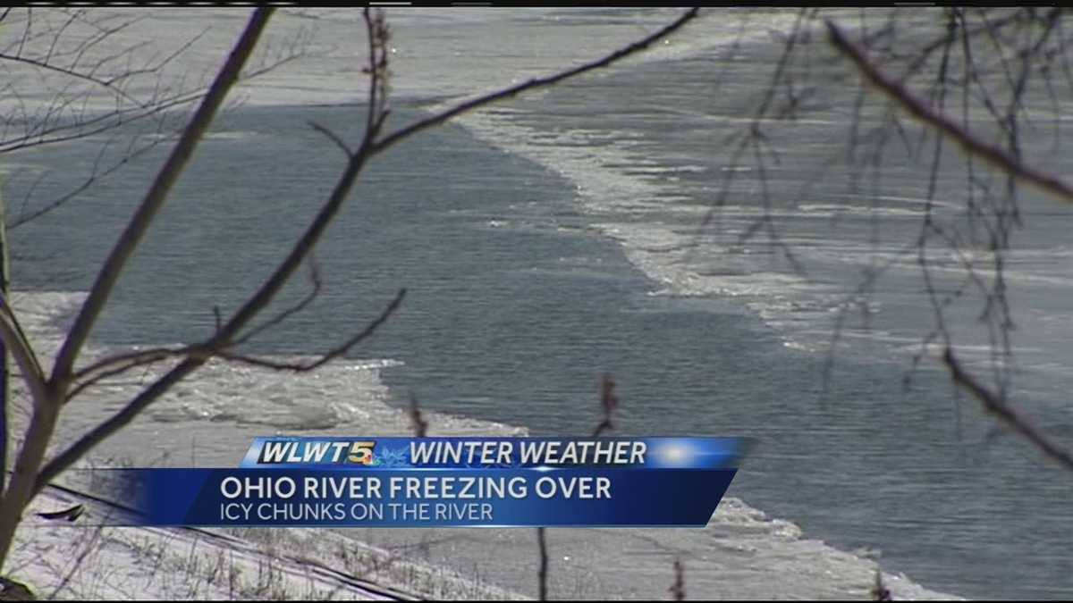 Ohio River slowly freezing over