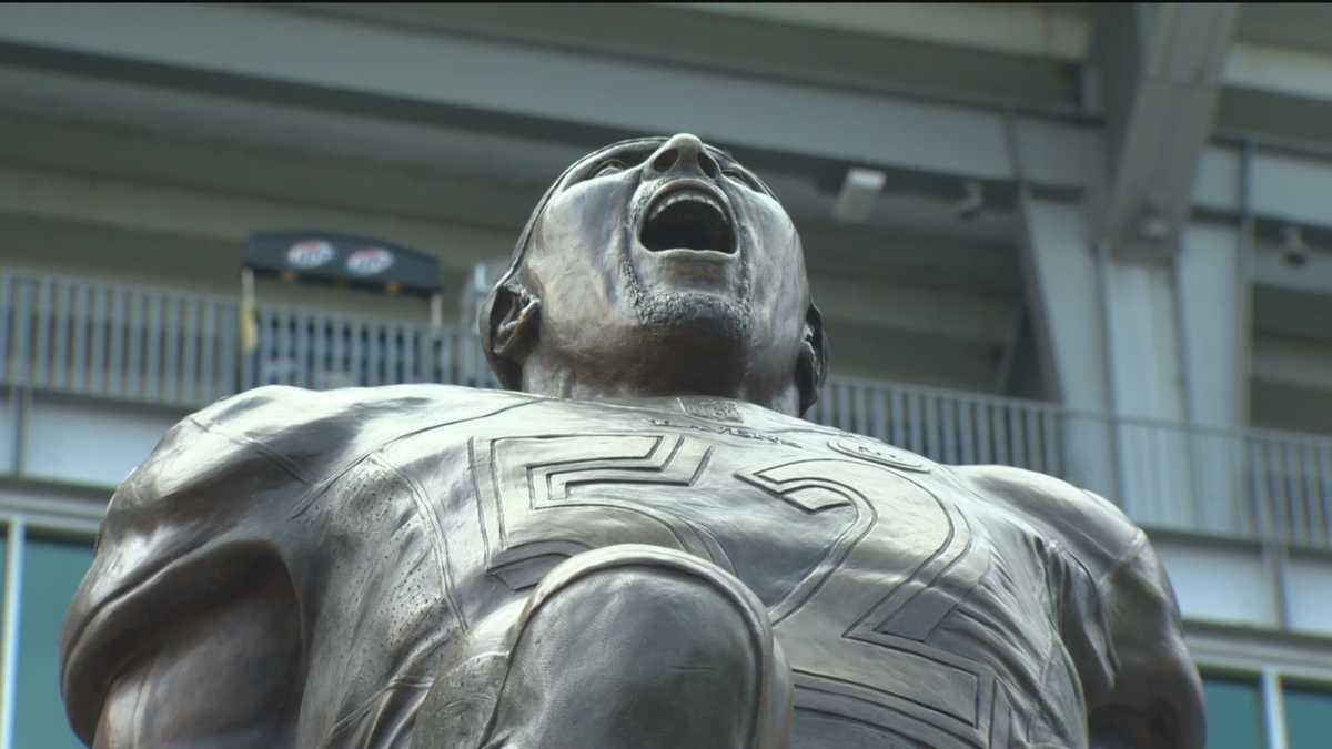 Ravens unveil statue for Ray Lewis