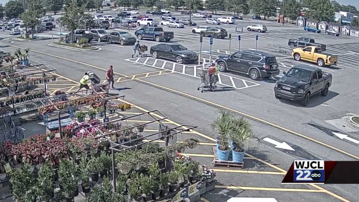 Georgia: Shoplifters attack employee outside Lowes store: Video