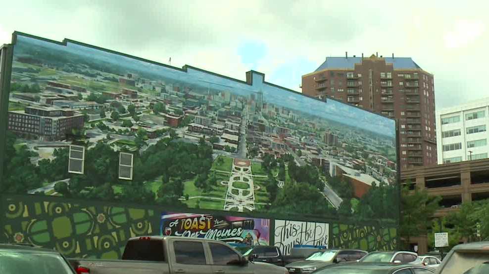 New mural on Court Avenue depicts Des Moines skyline from Iowa Capitol