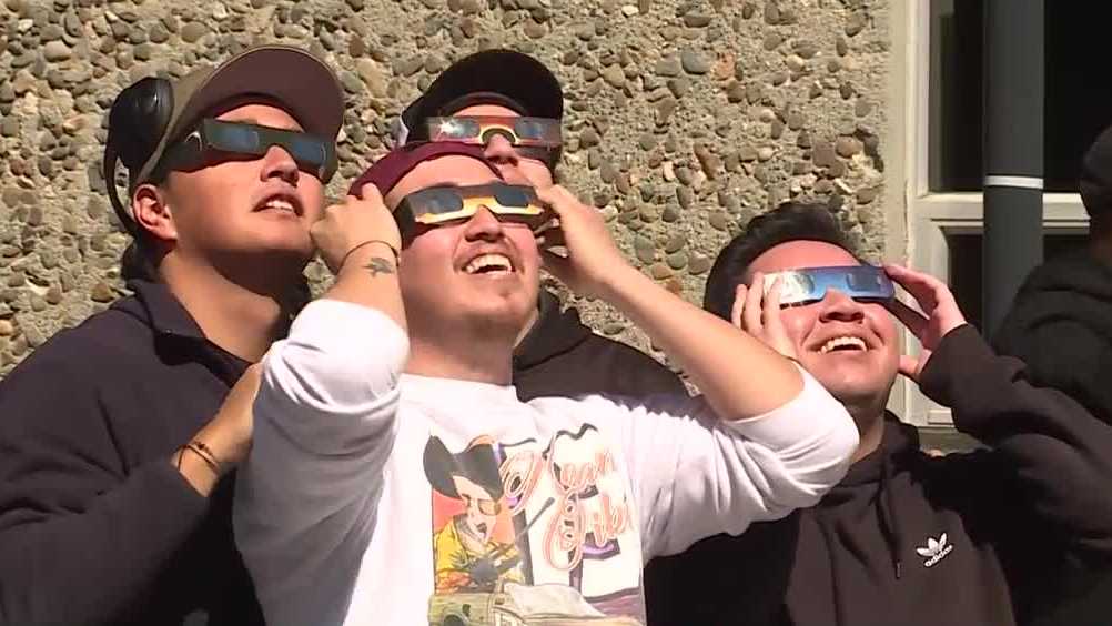 How to know if you have eye damage from eclipse: Symptoms of solar ...