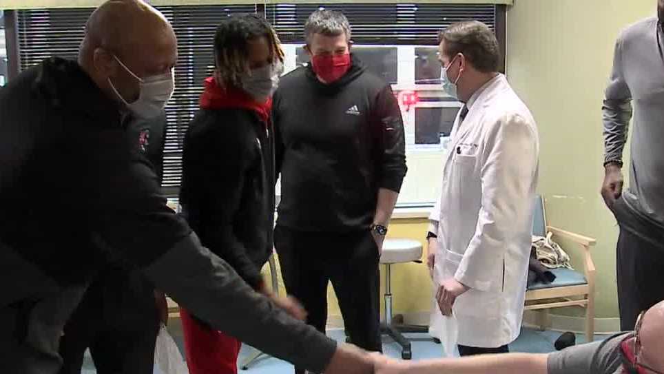 UofL men's basketball team meet patients at Brown Cancer Center
