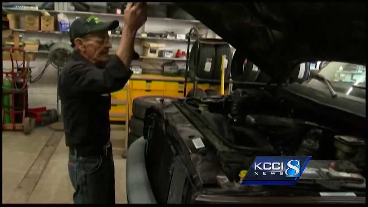 Generous mechanic lends helping hand, truck to Iowa man