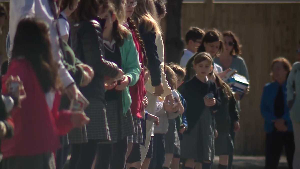 Maine students form human chain to deliver food to children in need