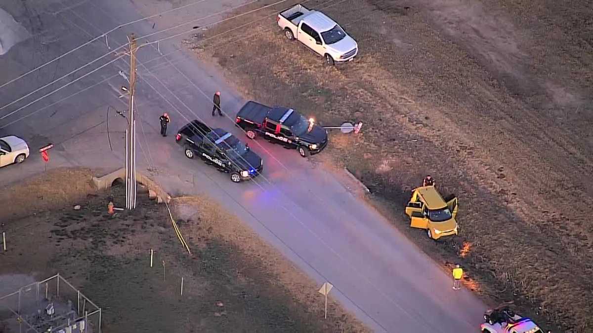 Del City police respond after driver crashes into ditch