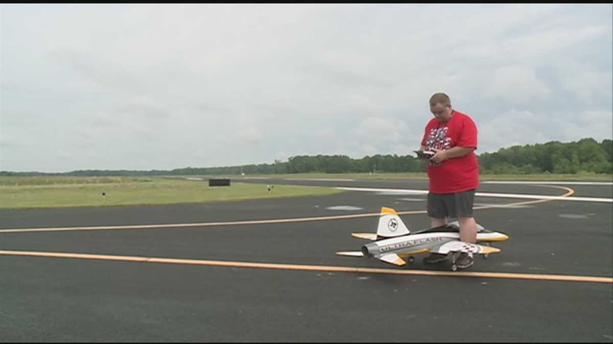 Model jets fly into Raymond