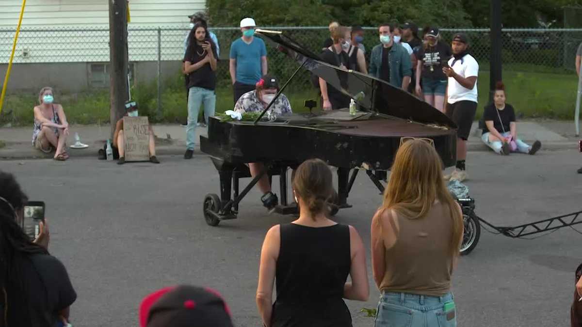 'Music can change people': Pianist brings peace to protests