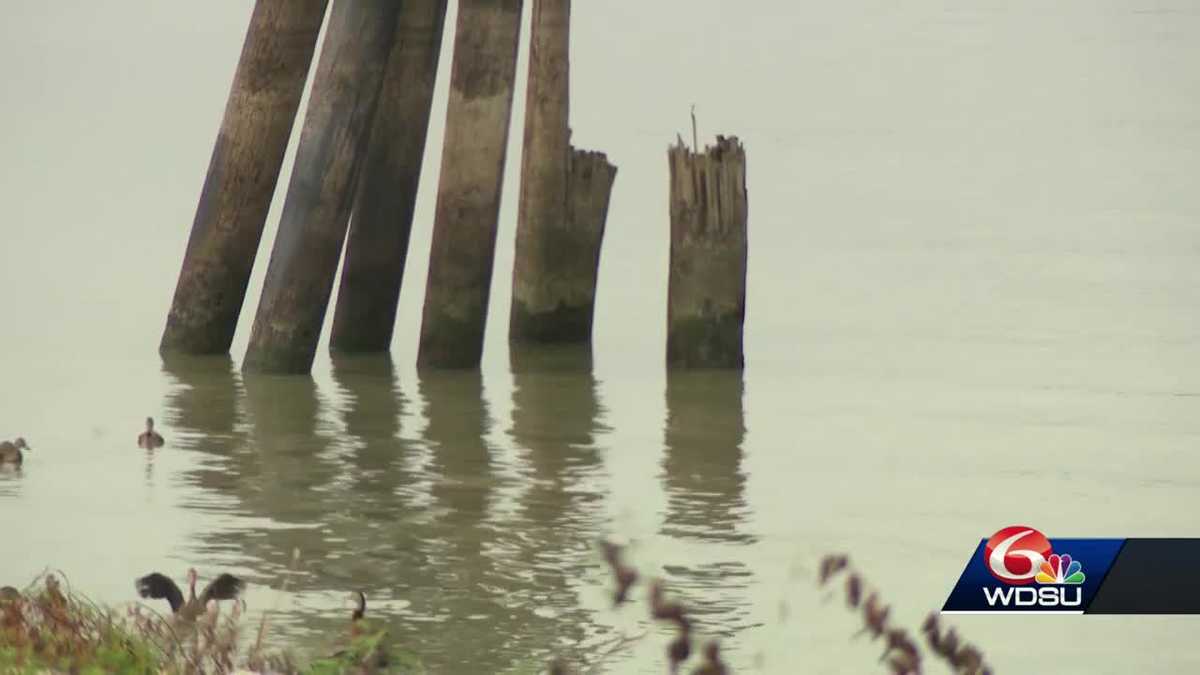 Crews begin work to raise sill in the Mississippi River to stop ...