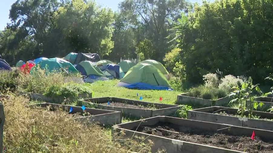 Milwaukee homeless shelter tries to clear tent encampment
