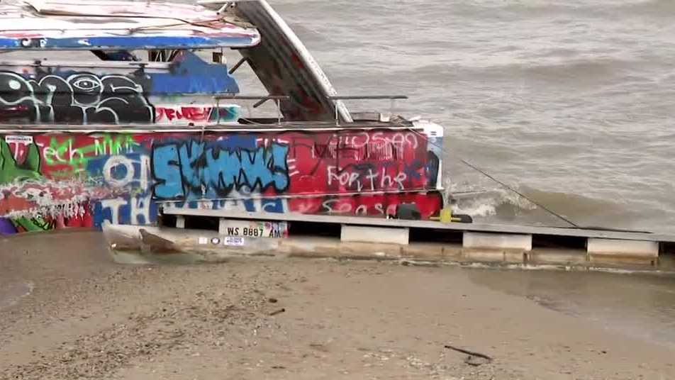 Milwaukee closing major street to remove stranded boat