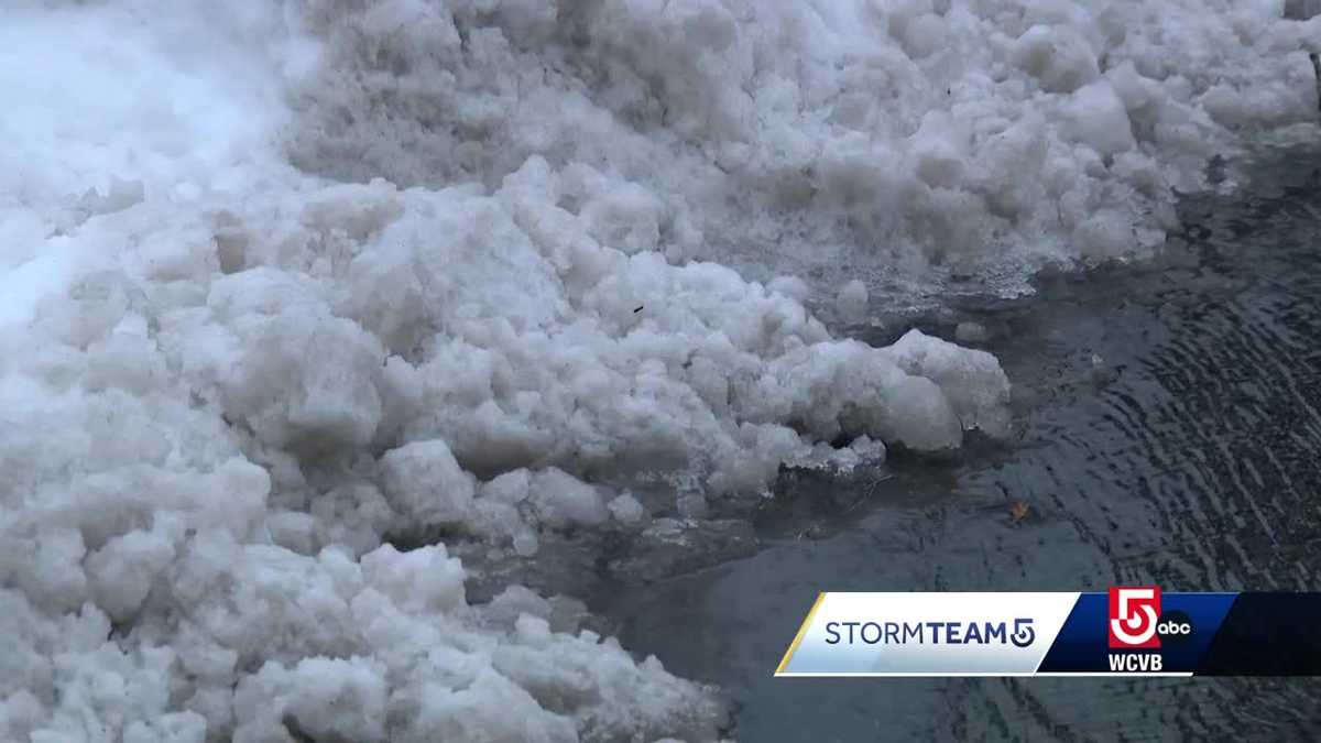 Shoveling snow difficult in Mass. towns as precipitation turns to ...