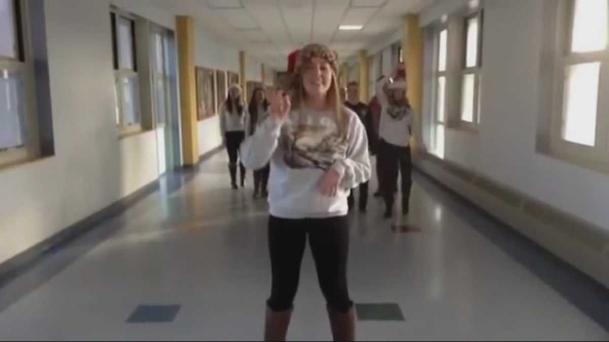 Local teens use American sign language to bring Christmas cheer to all