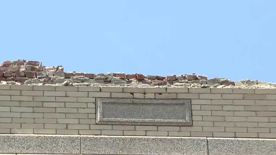 2 men hurt when bricks fall from building