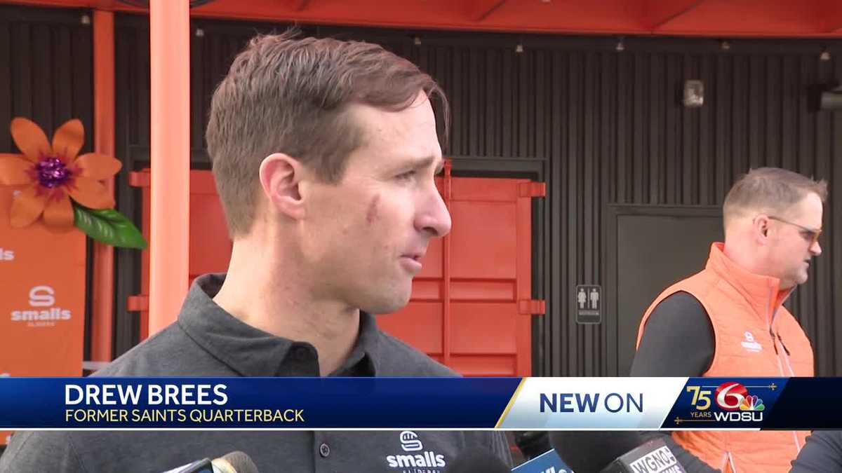 Drew Brees passes out burgers at Louisiana's Small Sliders