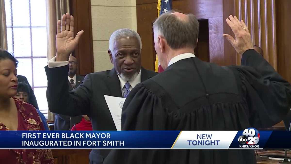 Fort Smith’s new mayor sworn into office