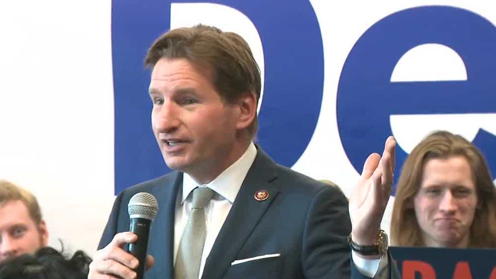 Dean Phillips speaks to undeclared voters in Manchester NH