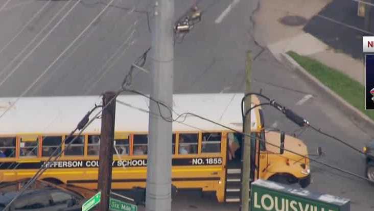 5 JCPS buses involved in crashes on 1st morning all students return