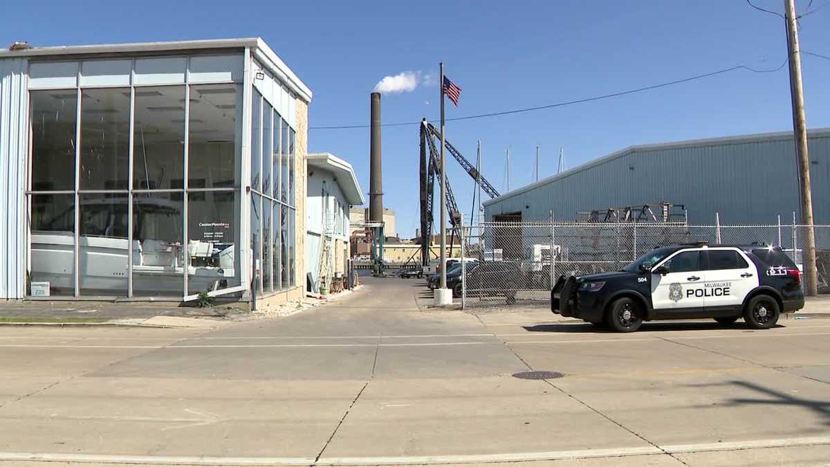 Man pinned under boat, killed at Milwaukee boat storage business - WISN