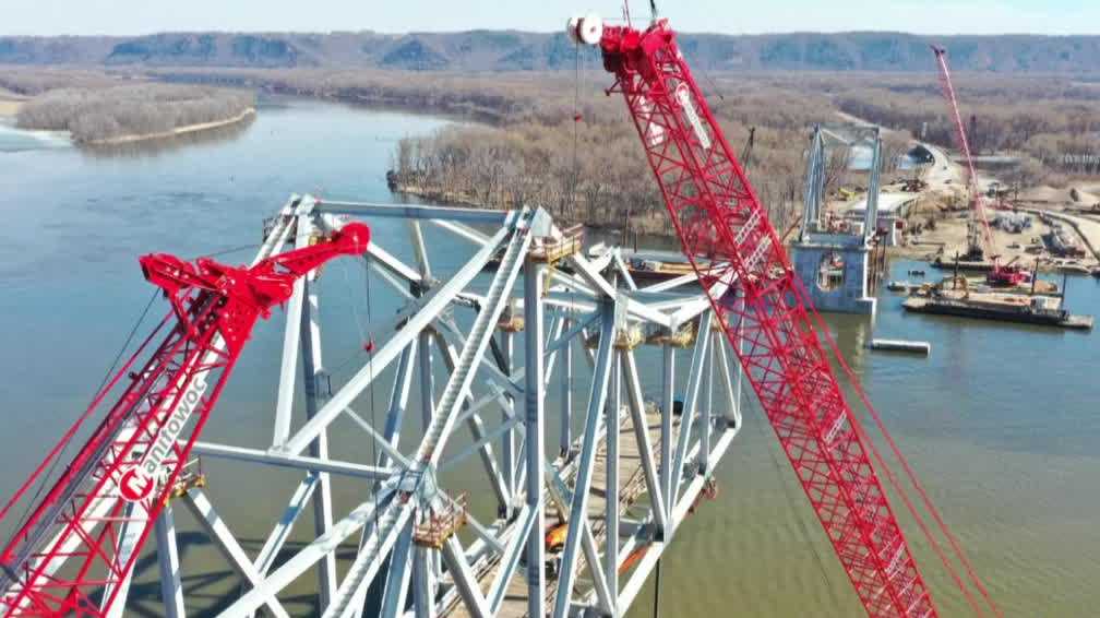 New bridge under construction between Iowa and Wisconsin