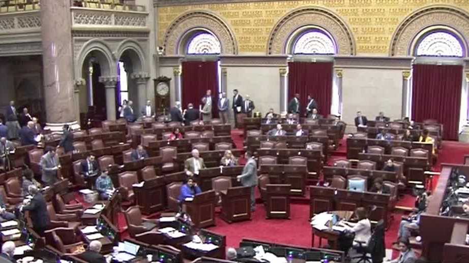 New York legislature extends budget deadline to Thursday