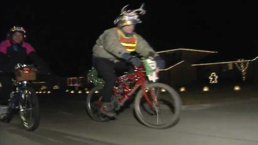 KCCI archives: Iowans take a chilly bike tour of Christmas lights