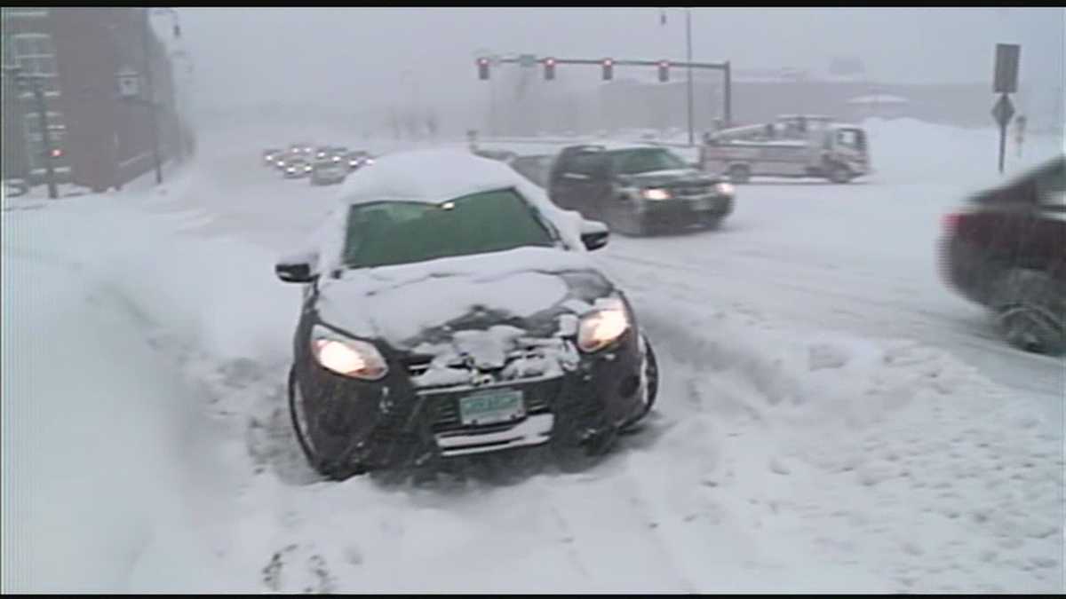 Cars get stuck in heavy snow