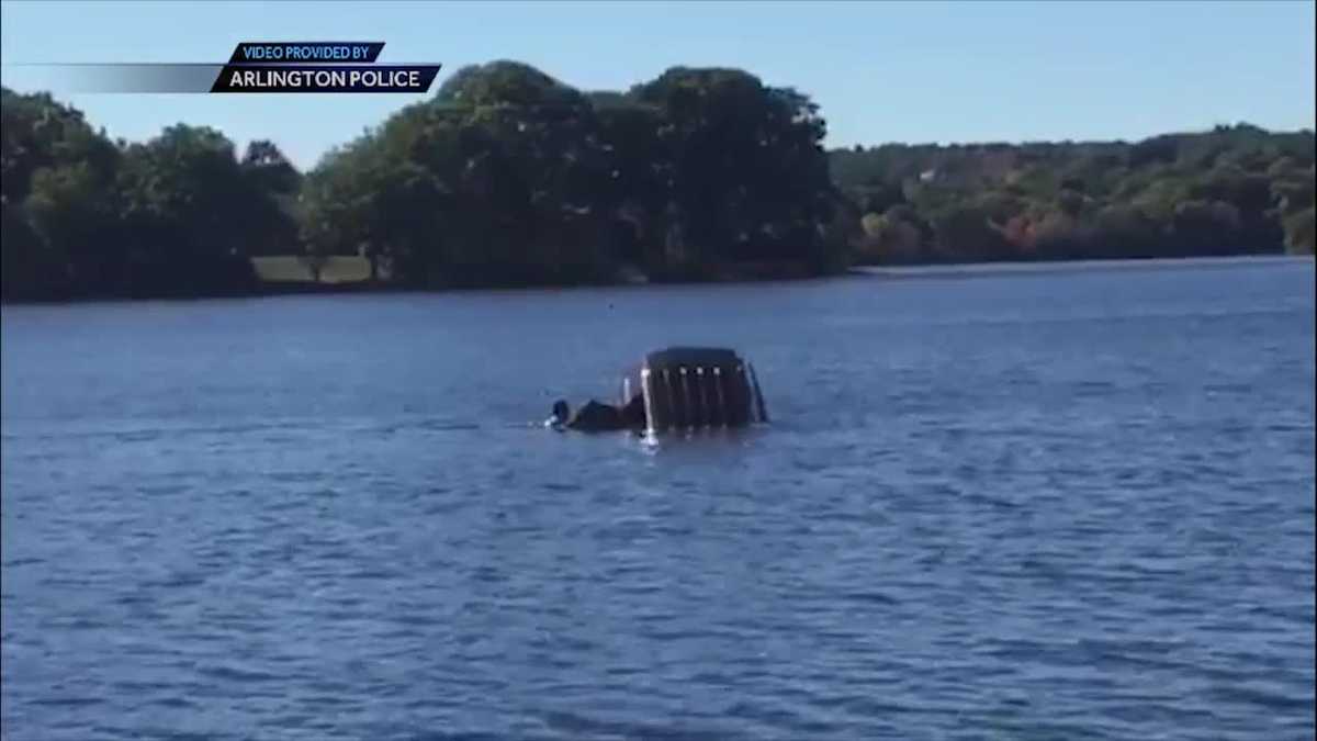 Dramatic rescue: Bystanders race to woman in sinking SUV Dramatic rescue: Bystanders race to woman in sinking SUV