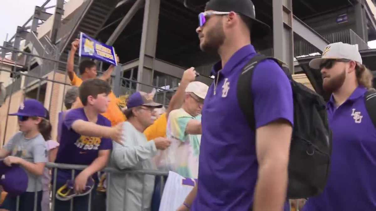 LSU baseball team leaves for Omaha