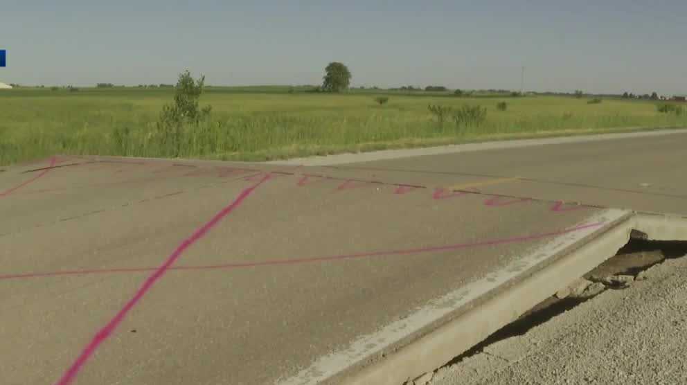 Iowa looks for buckling roads amid high temperatures
