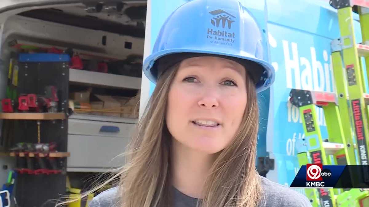 400+ Kansas City women volunteer to build houses for other women