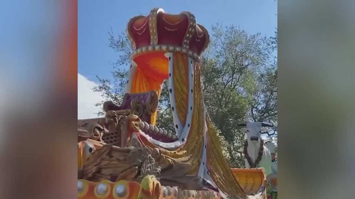 Carnival krewes' floats arrive to City Park for Floats in the Oaks