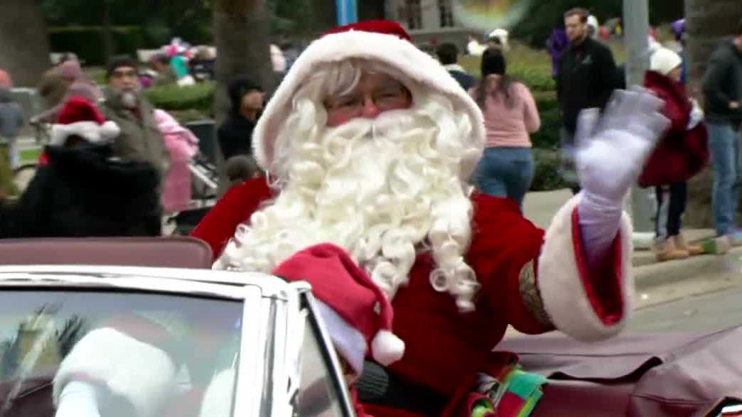 Sacramento's annual Santa Parade draws crowds despite cold weather