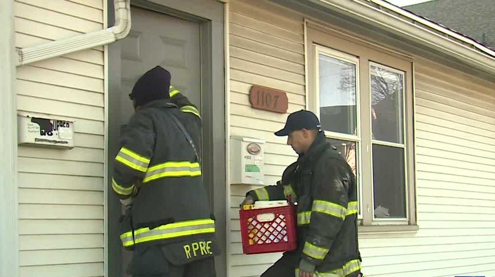 Milwaukee firefighters pass out smoke detectors after fatal fire
