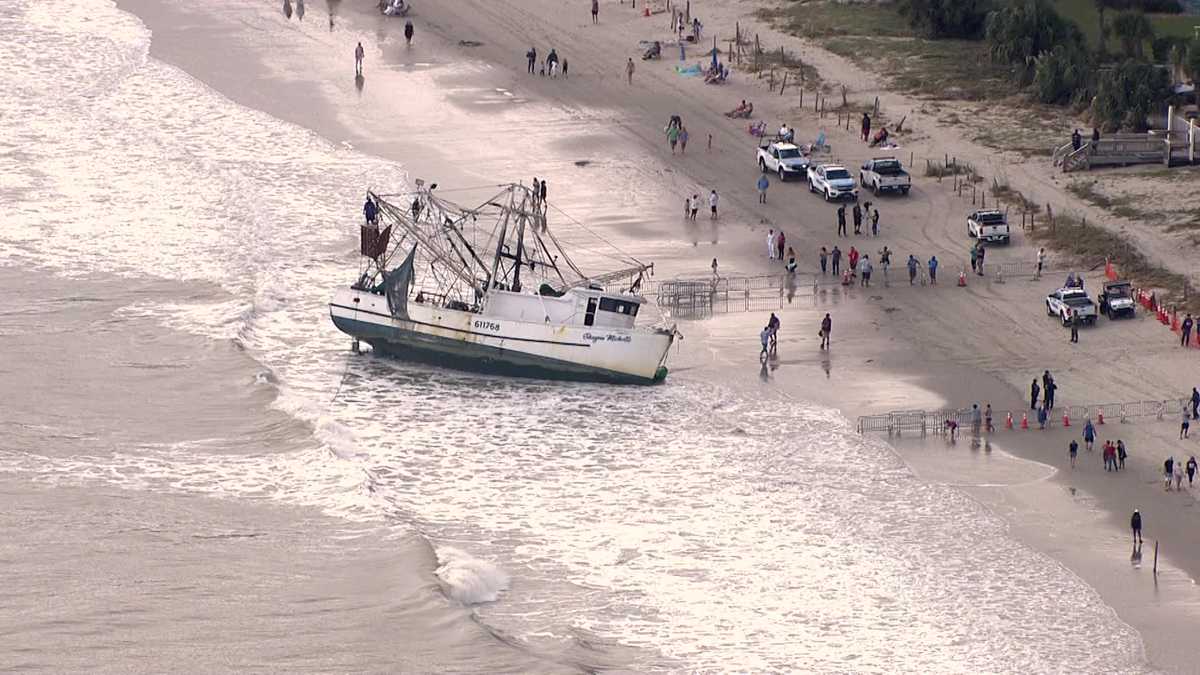 South Carolina: Shrimp boat washes ashore during Hurricane Ian