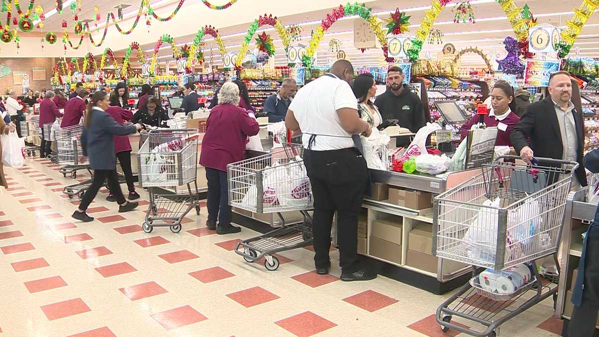 Inside a Mass. Market Basket on Thanksgiving Eve
