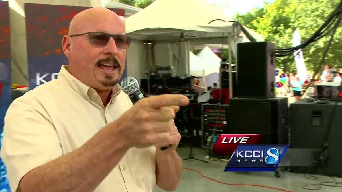 Master magician Ron Diamond mystifies the crowd