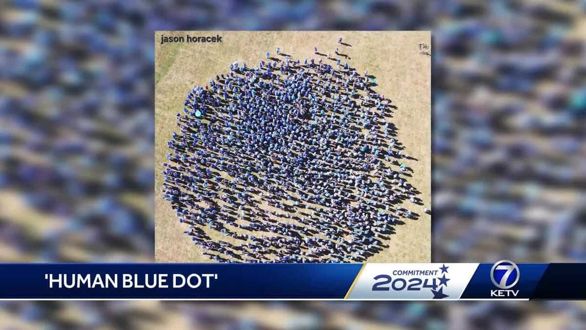 Voters gather to take 'human big blue dot' photo