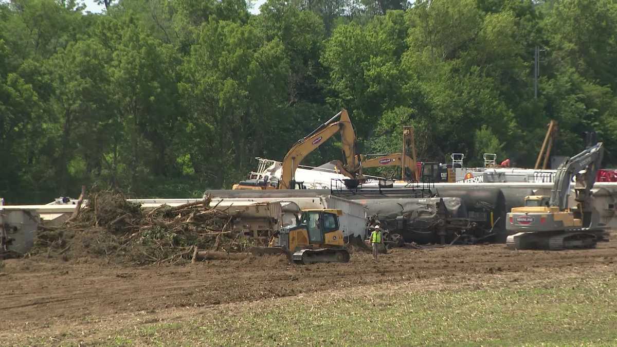 Video: Train derails in southeastern Nebraska